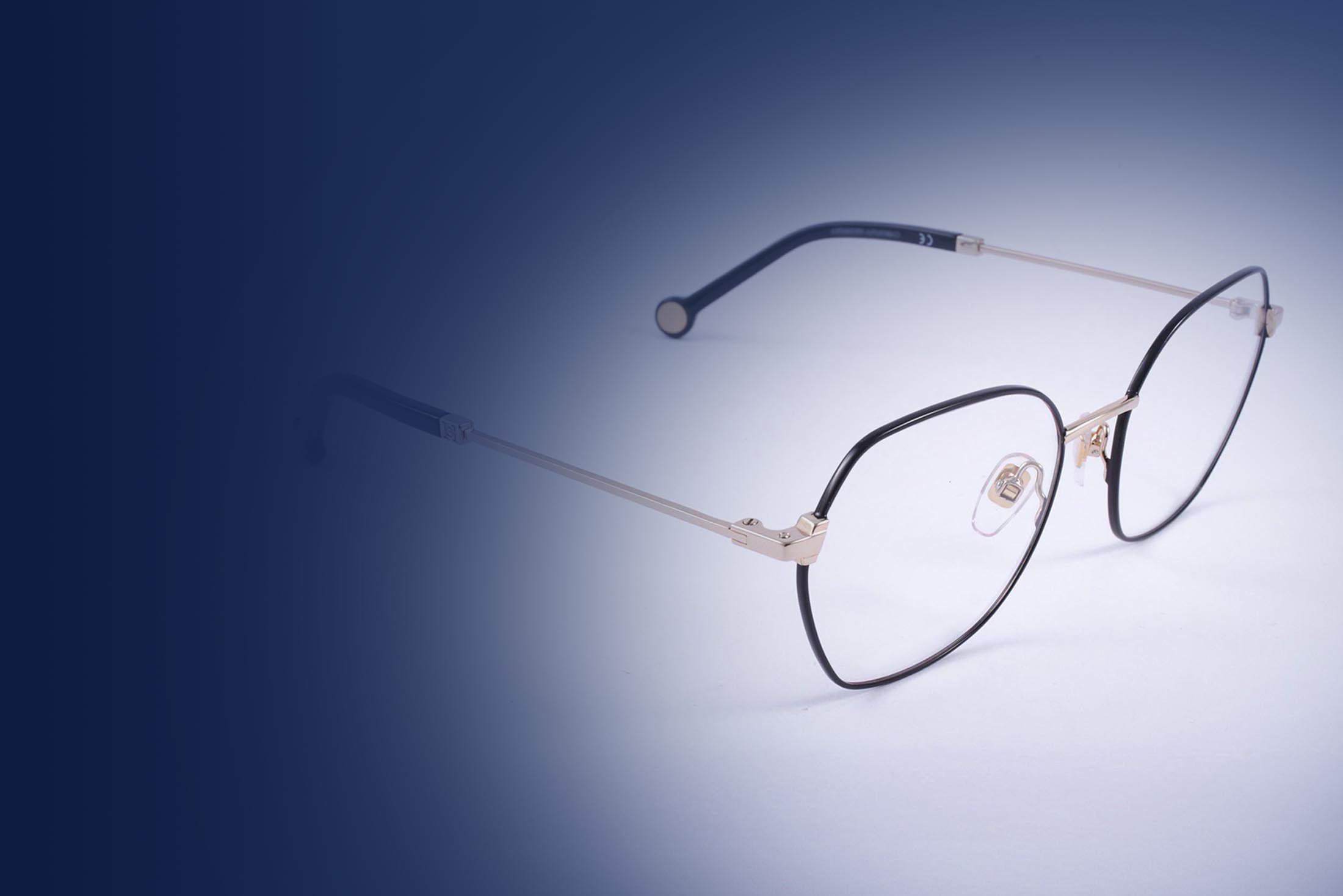 The glasses photo studio: scalable & bespoke eyewear packshots